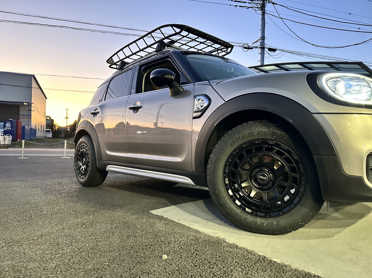 BMW MINI F60 クロスオーバー カスタム リフトアップ＆ワイドタイヤ取り付け